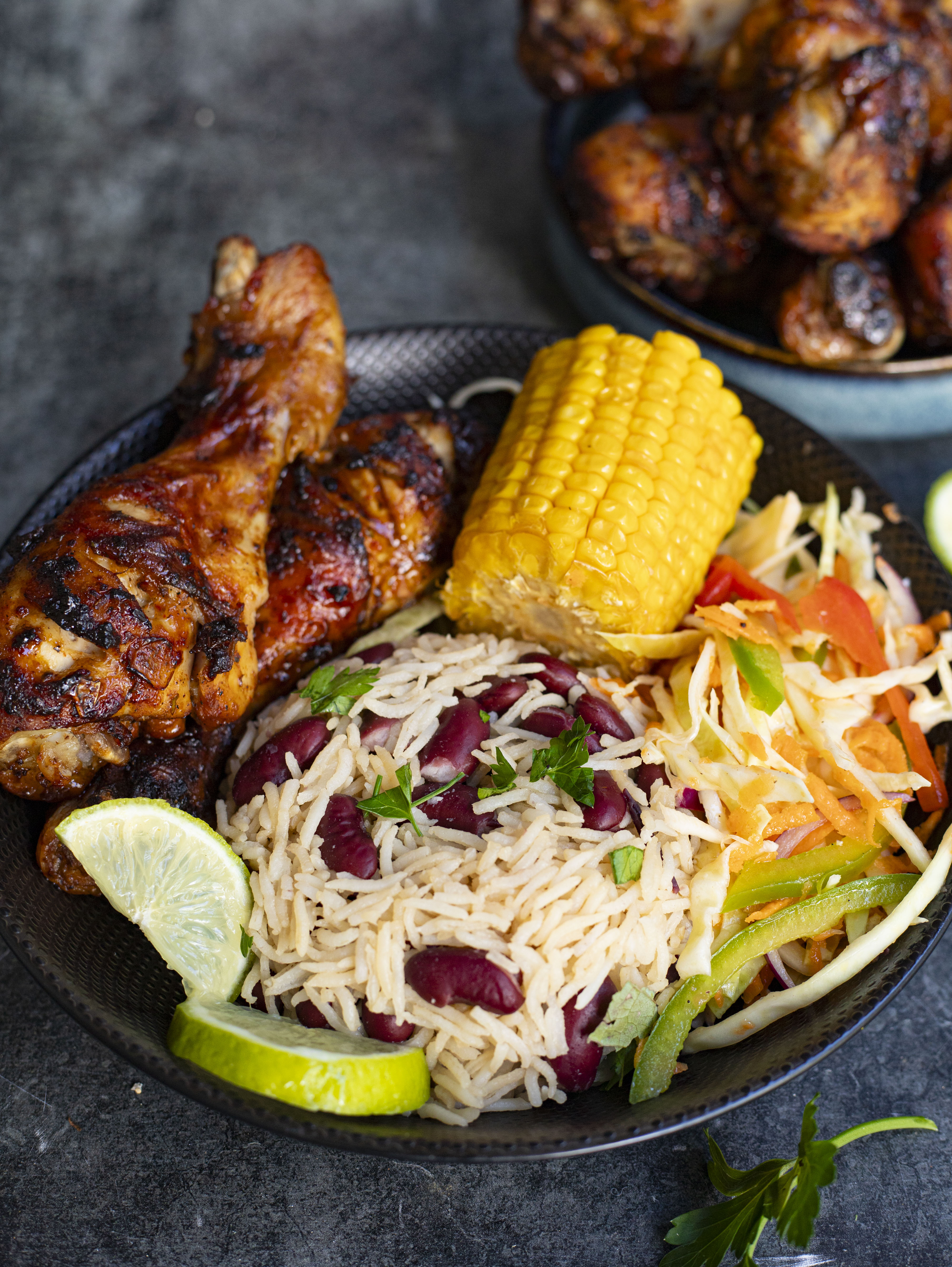 Poulet jerk, riz aux haricots rouge, maïs rôti et caleslow - Aistou Cuisine