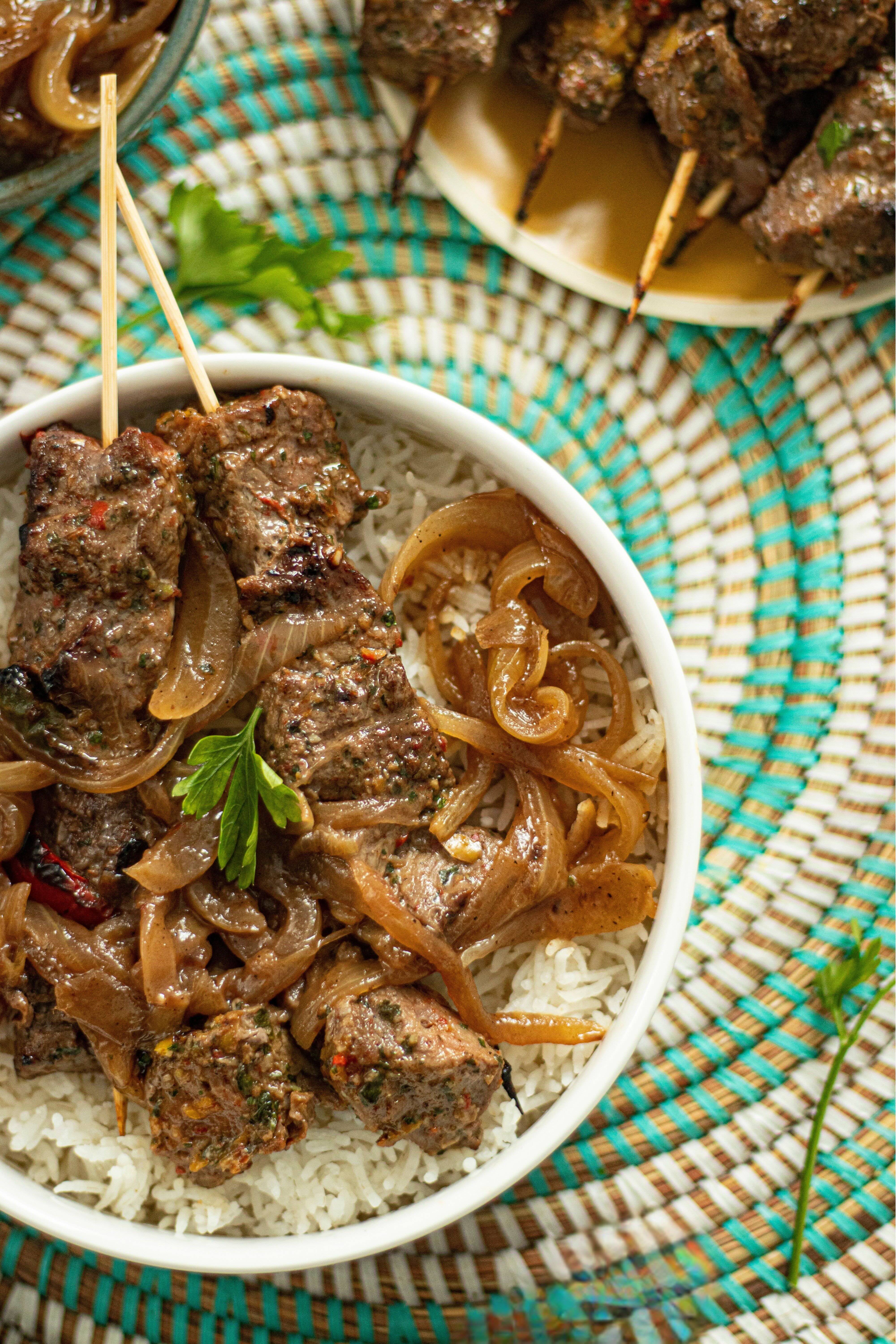Yassa aux brochettes de boeuf - Aistou Cuisine